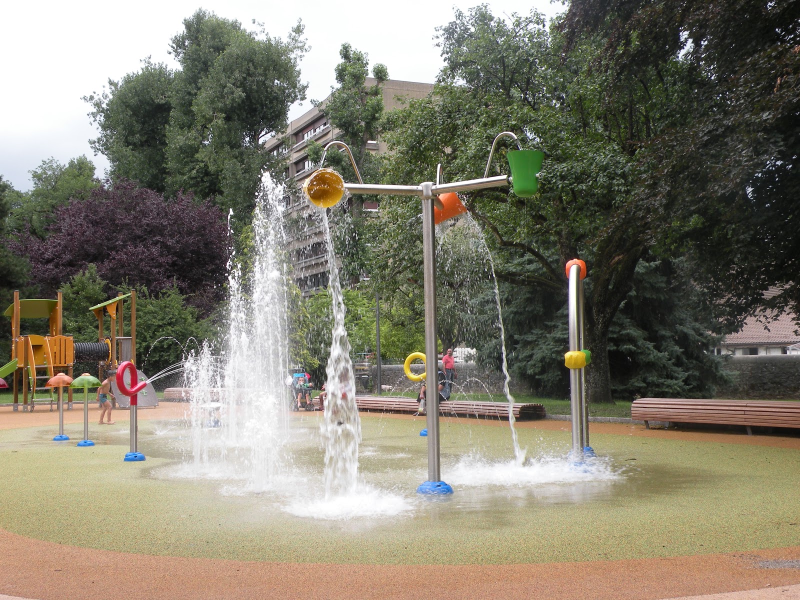 Play de Gex: Tipping Water Buckets in Meyrin