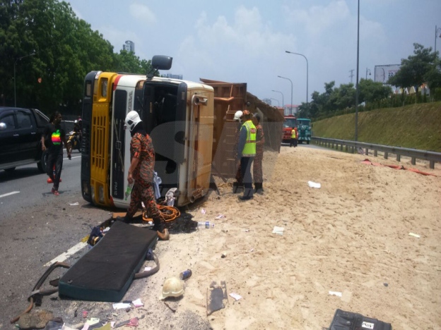10 Kemalangan Lori Terbalik Sehingga Melimpahkan Muatan Ke Atas ...