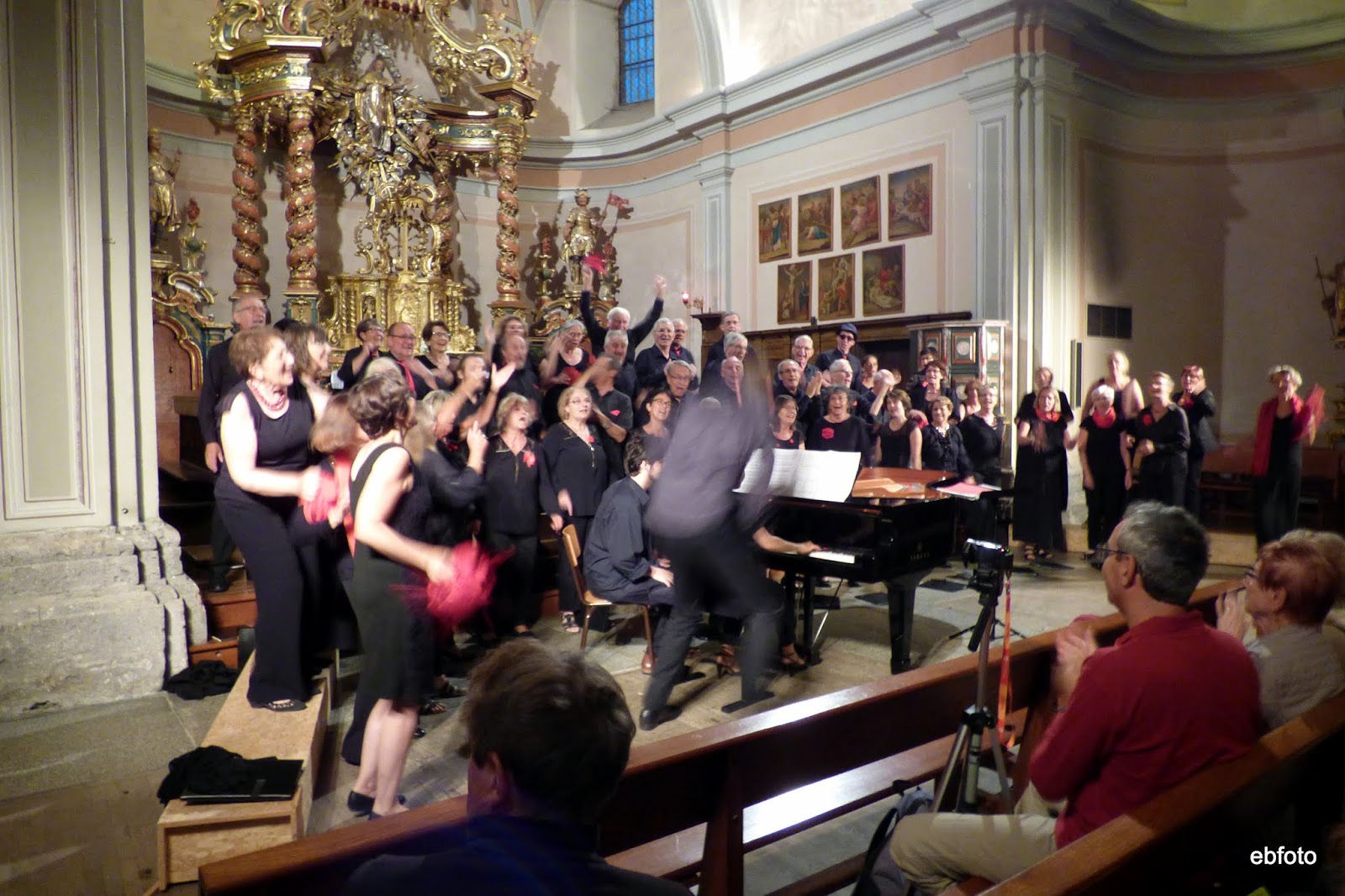 .: Le choeur éphémère en répétition et en concert.
