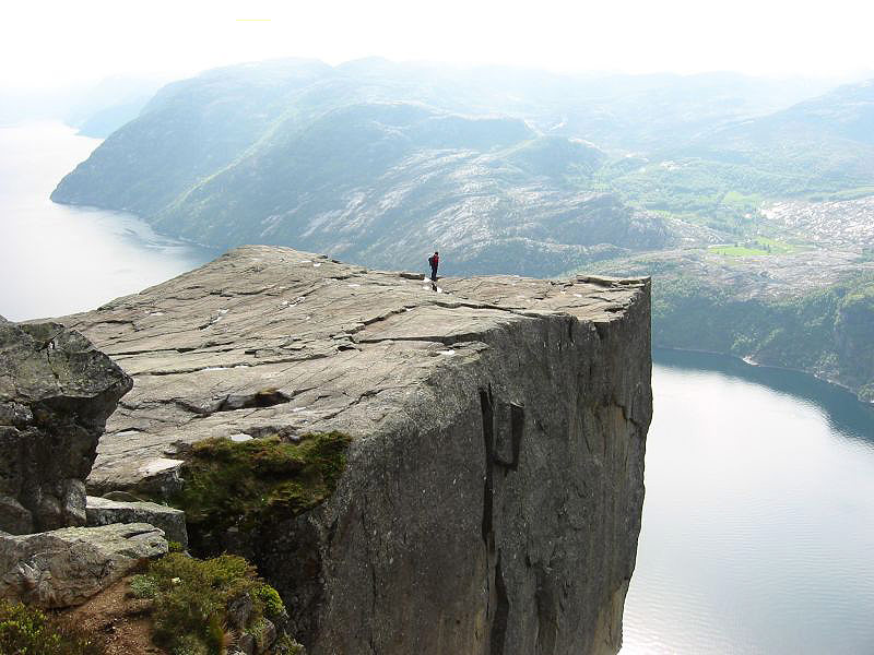 Stunning Photos: Preikestolen - a giant cliff with a height of 604 m ...