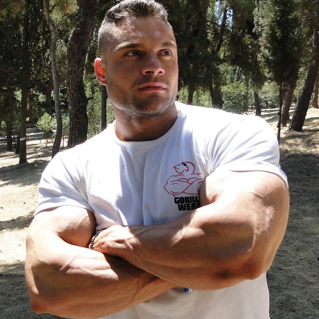 Muscle Lover: Bodybuilders with crossed arms (3)