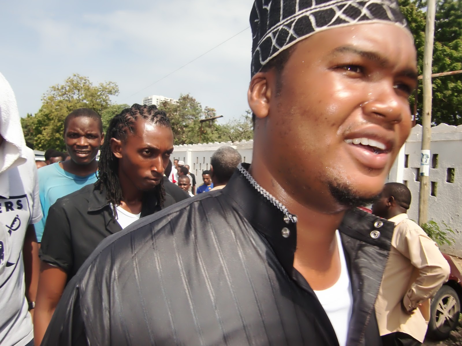 STRAIKA: TAZAMA MAPICHA YA KABURI LA SAJUKI NA 'FULL' MAPICHA YA ...