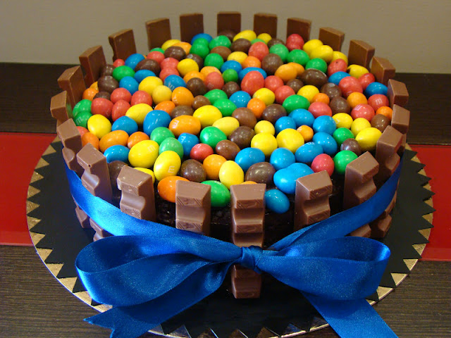 Torta con rocklets y barras de chocolate - Imagui