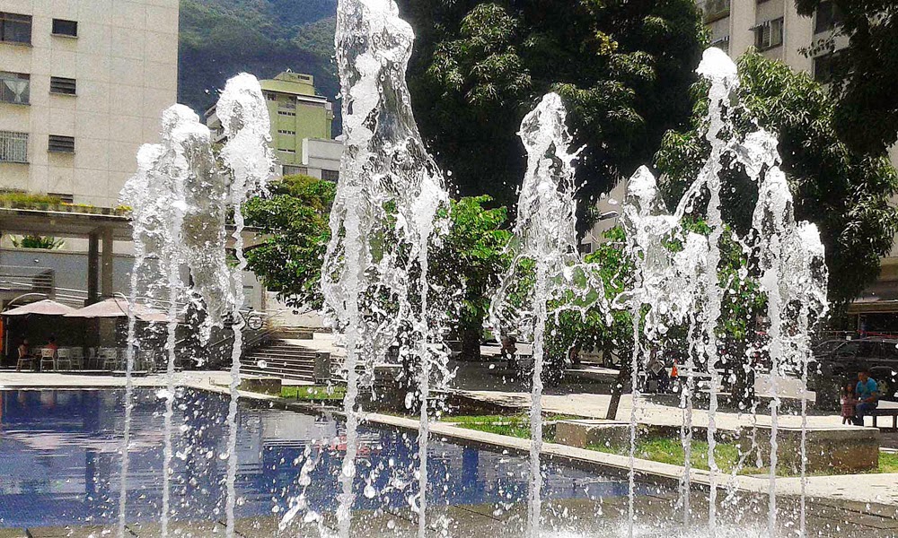By @ZonArquitectur: Plaza Los Palos Grandes_Caracas #Arquitectura