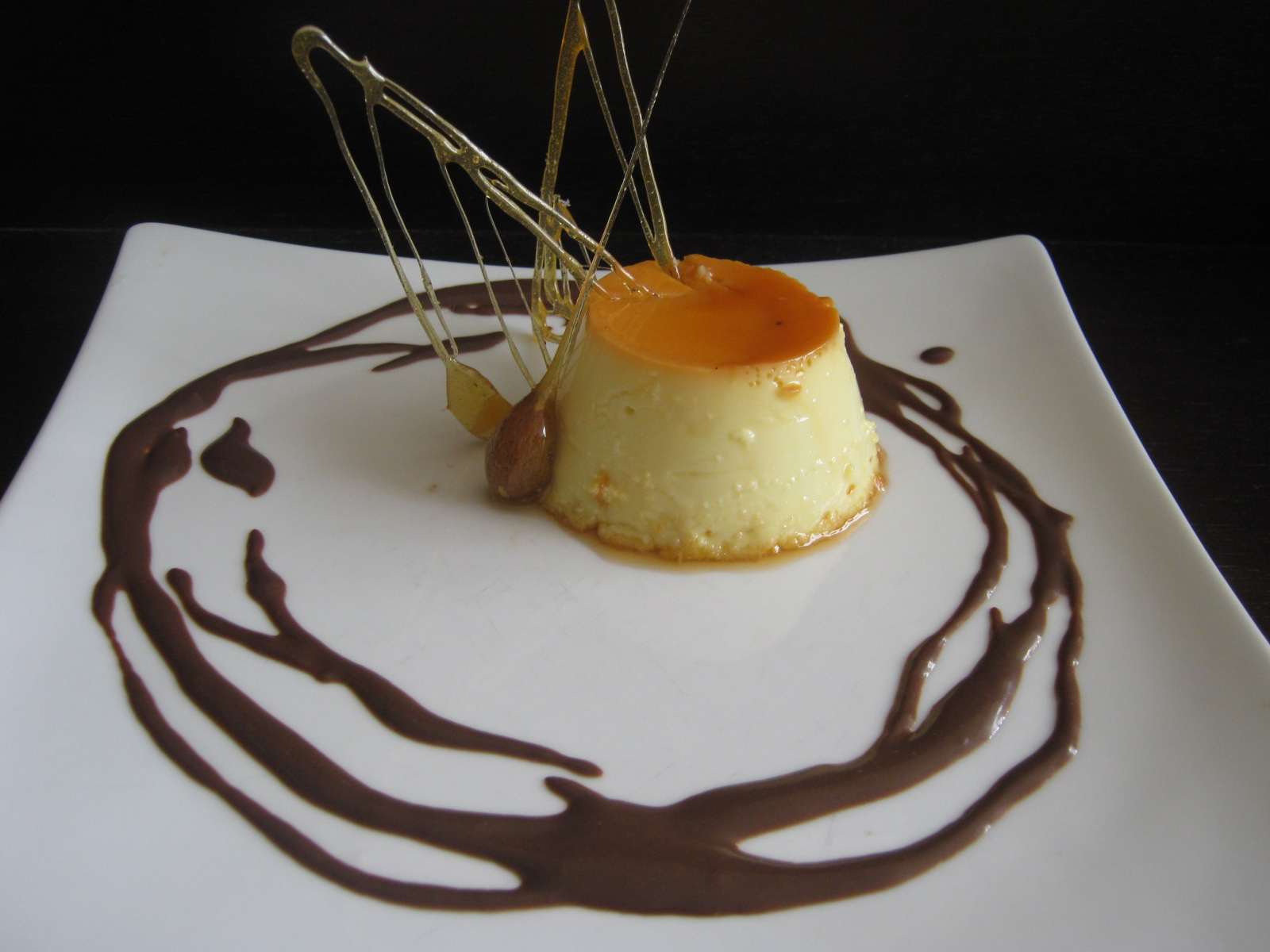 Postres de Lujo: flan decorado con caramelo