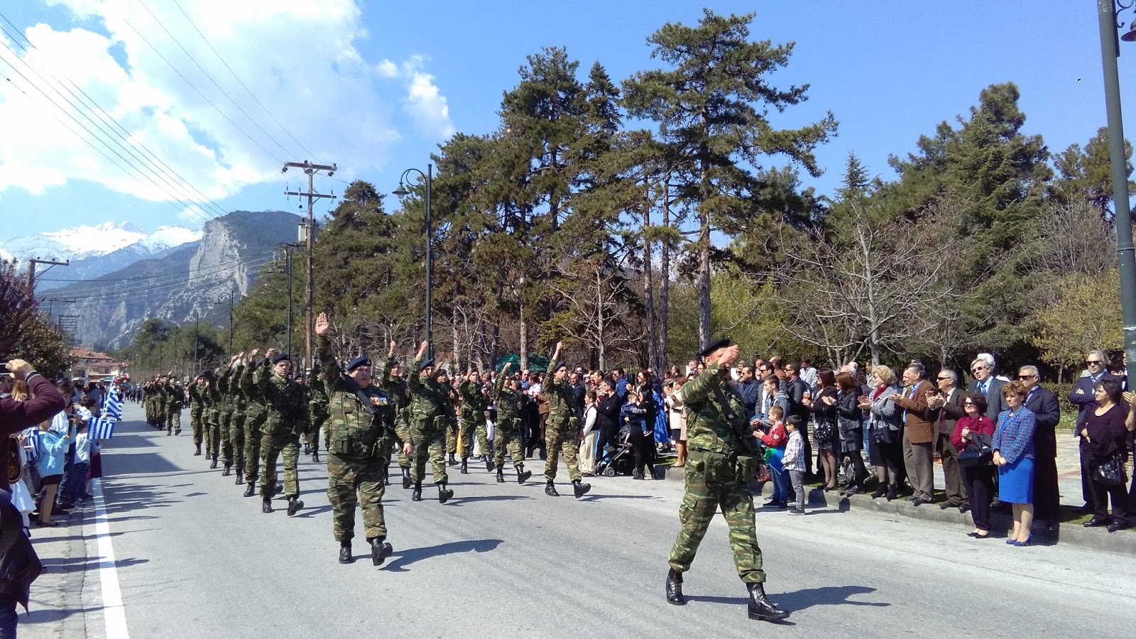 ΛΕΥΤΕΡΙΑ: Ο ΣΤΡΑΤΟΣ ΣΤΗΝ ΠΑΡΕΛΑΣΗ ΤΗΣ 25ης ΜΑΡΤΙΟΥ ΣΤΟ ΛΙΤΟΧΩΡΟ - ΦΩΤΟ