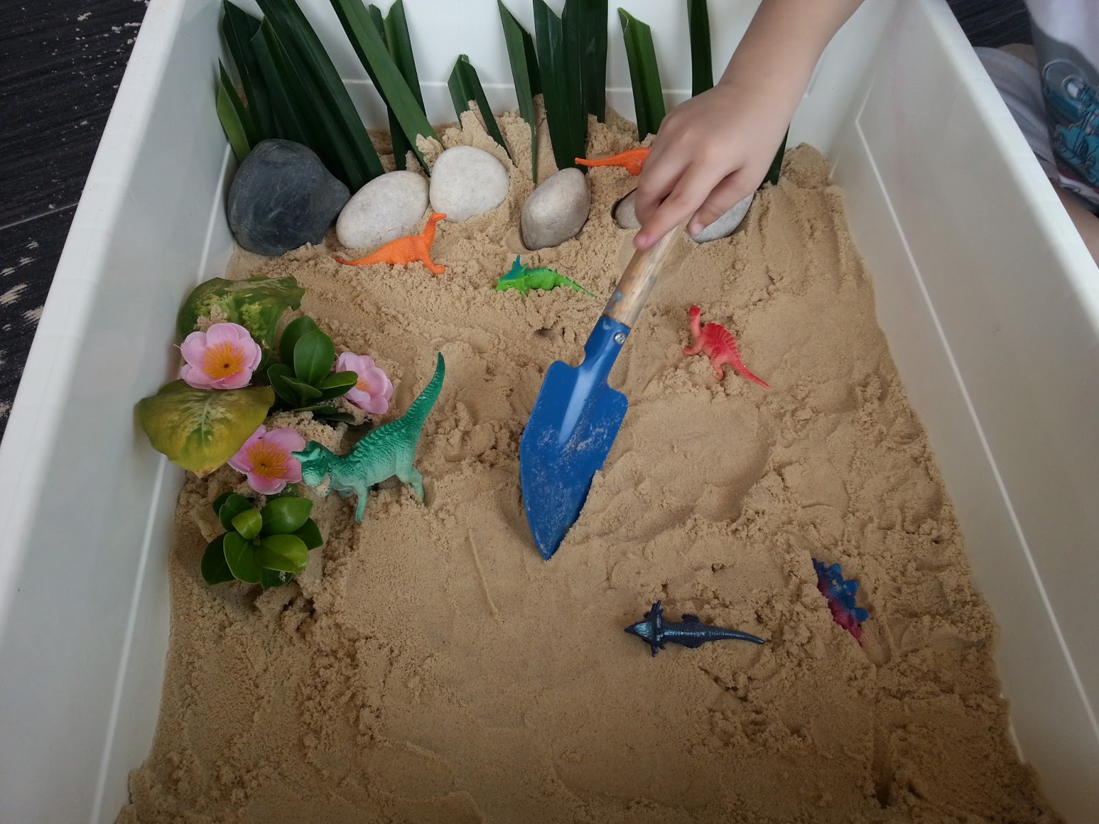 Little Tiger Growing Up: Messy Play: Scented Sand Sensory Box