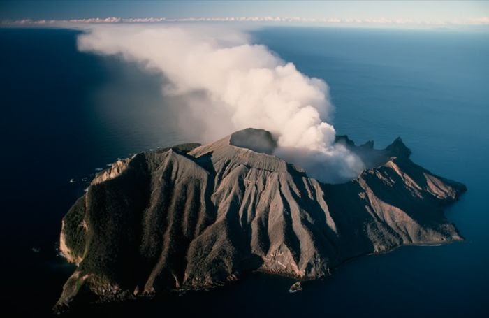 Beautiful Photographs: Volcano Erruptions and Lava Flows