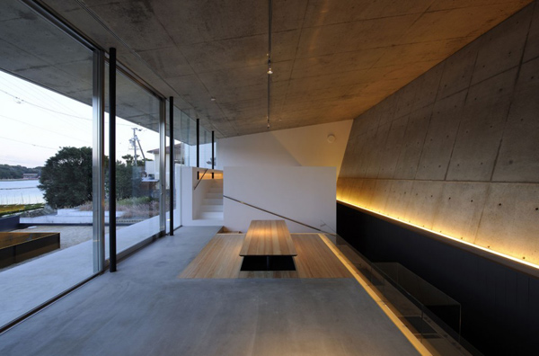 Japan Beach House Design: Contemporary Concrete