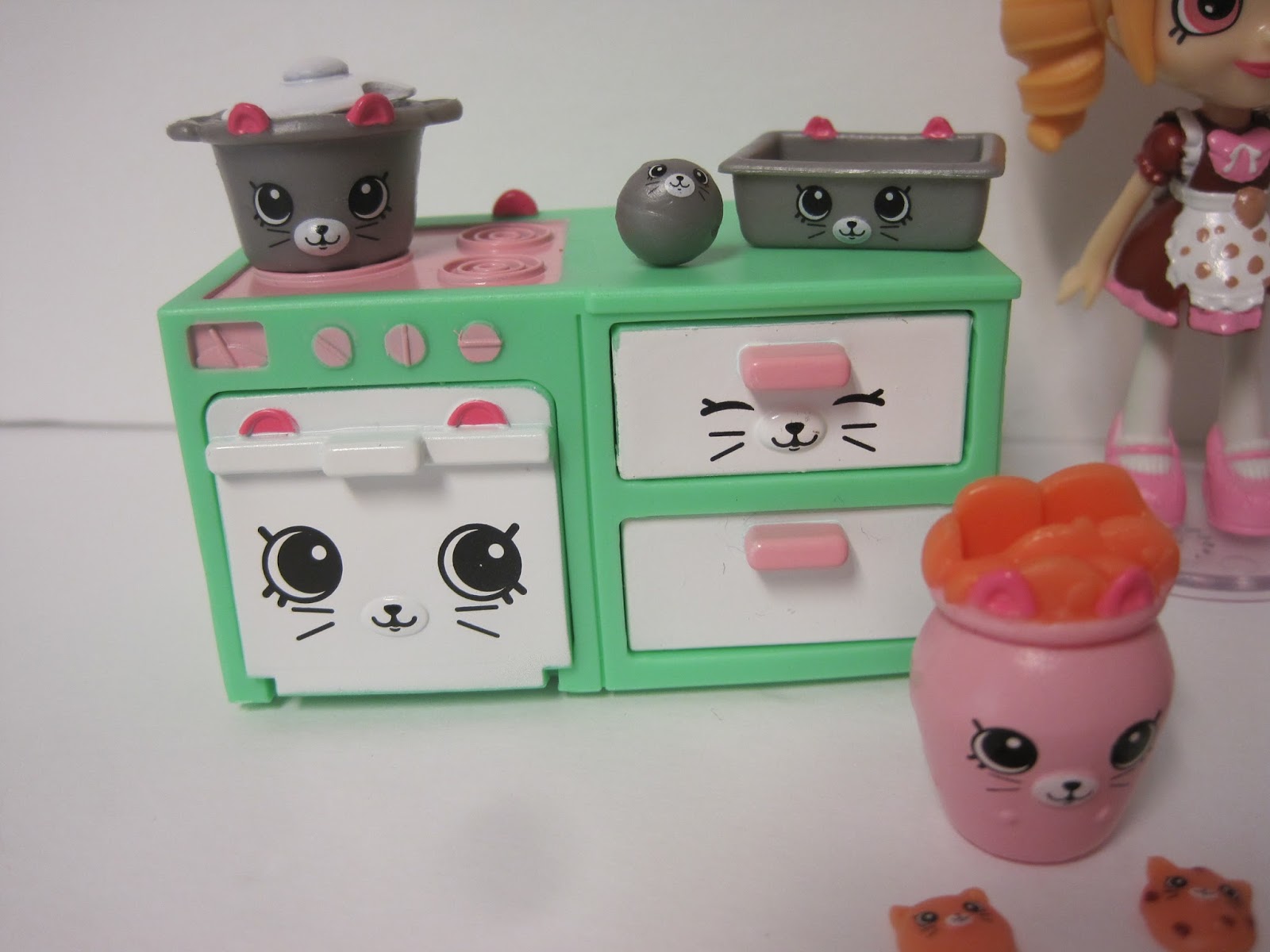 Never Grow Up: A Mom's Guide to Dolls and More: New Shopkins Happy ...