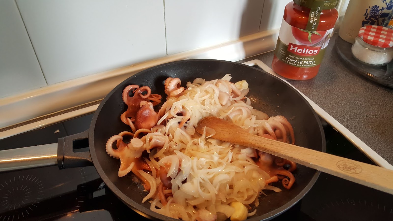 LA VIOLETA POBLENOU: PULPITOS CON CEBOLLA Y TOMATE FRITO