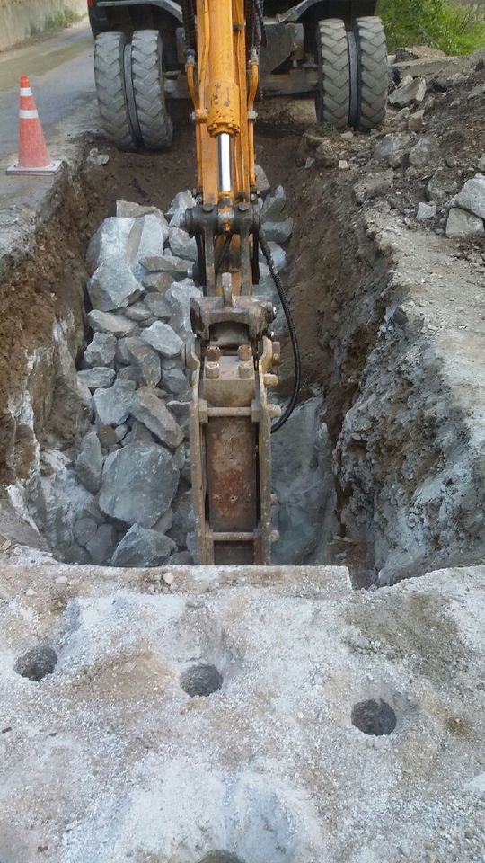 Drill & Split Rocks !: Trenching with Drill & Split technology