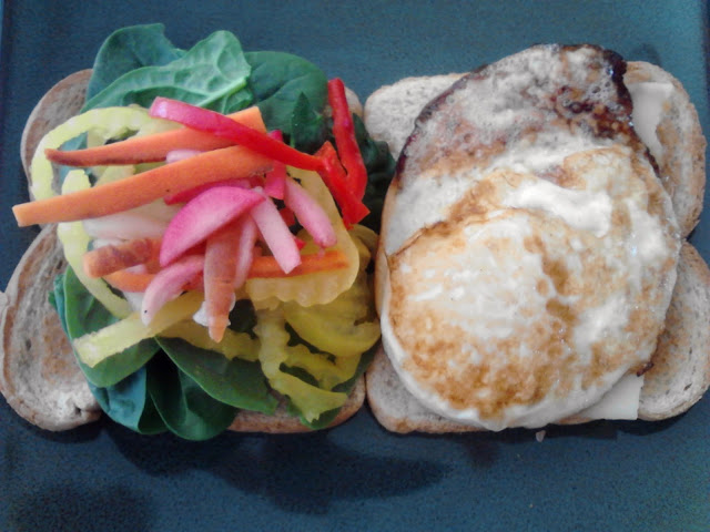 The Art Of Being Mom: Fried Egg Sammy with Veggies