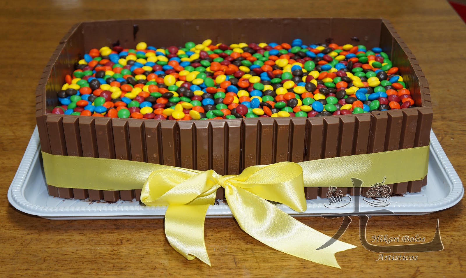 Bolo M&M/KitKat com Recheio de Ganache - Hikari Bolos Artísticos