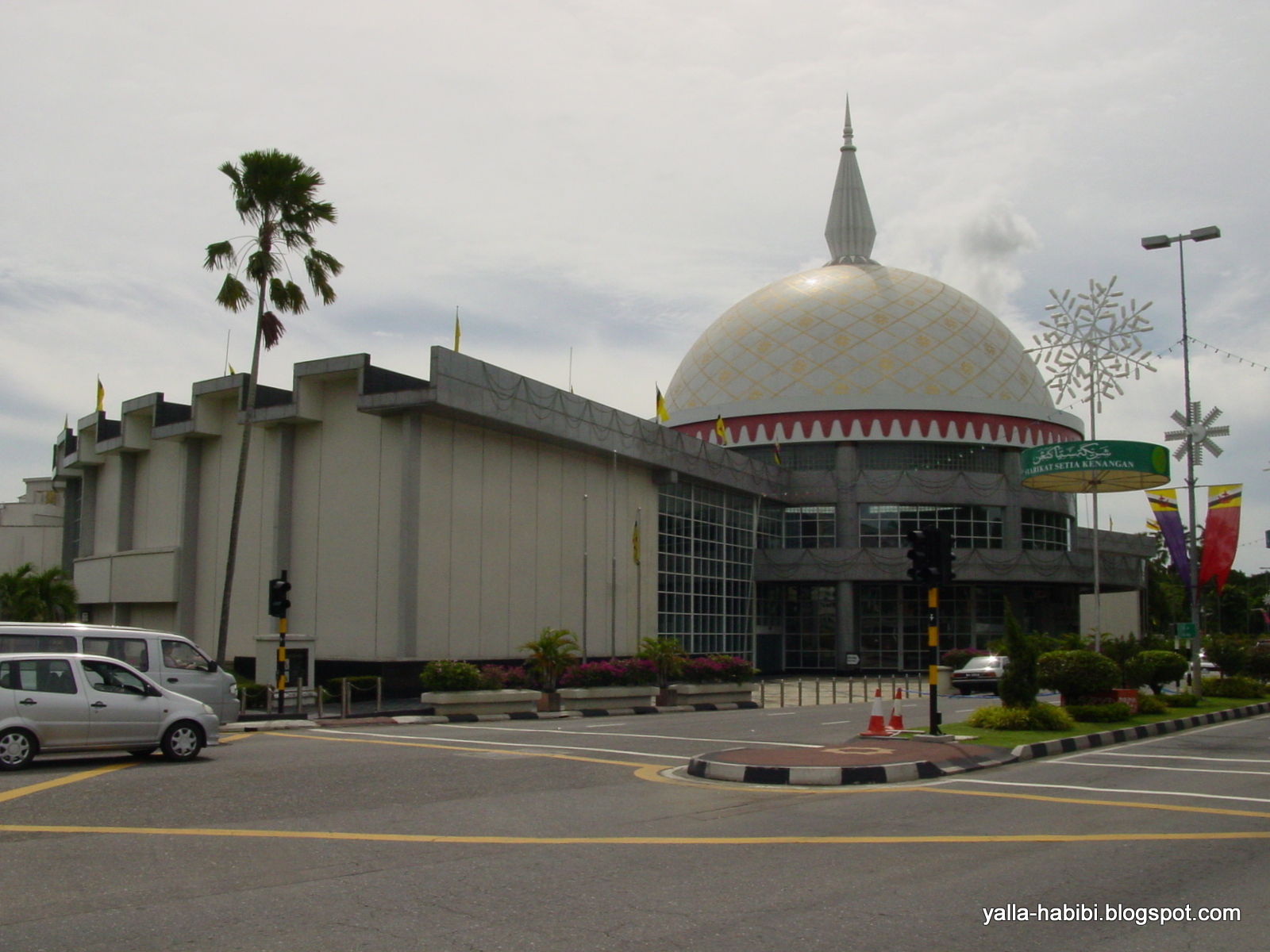 BRUNEI: Hát, izé... / Well, um...
