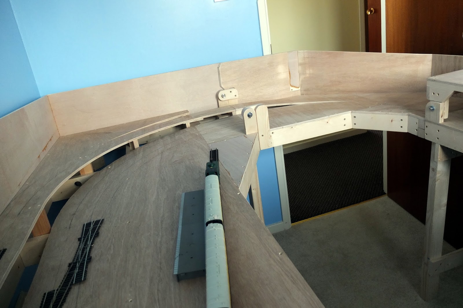 Martin's Model Railway: Baseboards finally finished and in place