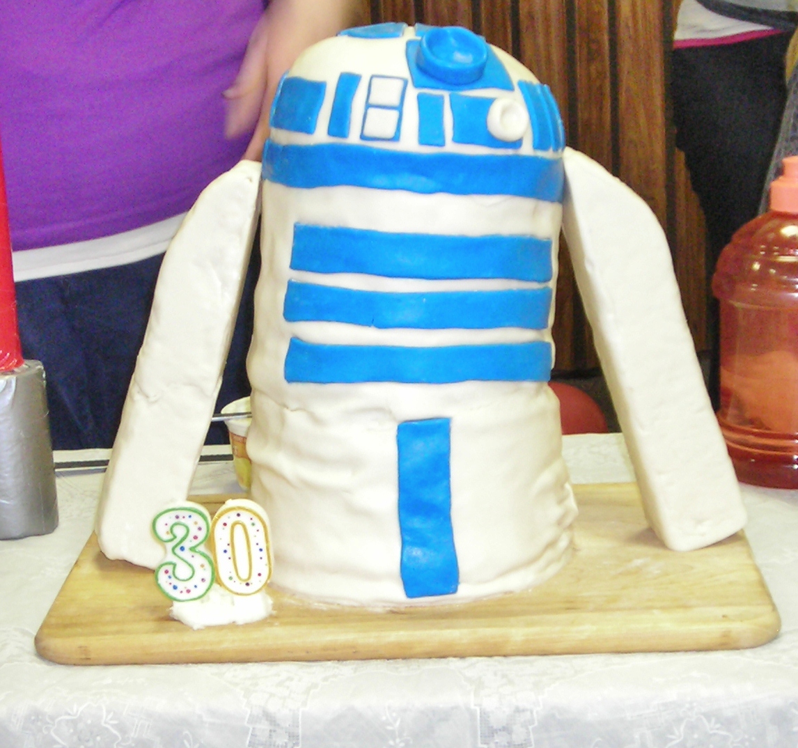 Life in the Motherhood: R2-D2 Cake