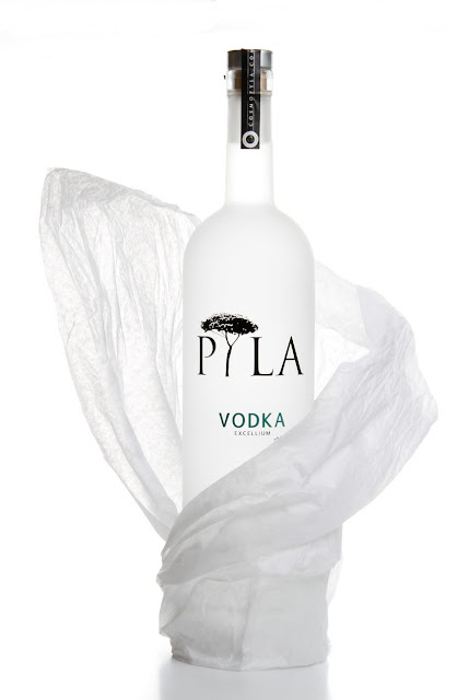 spiritueux magazine: La gamme Valdronne : Pyla vodka, Aqua Unaged eau ...