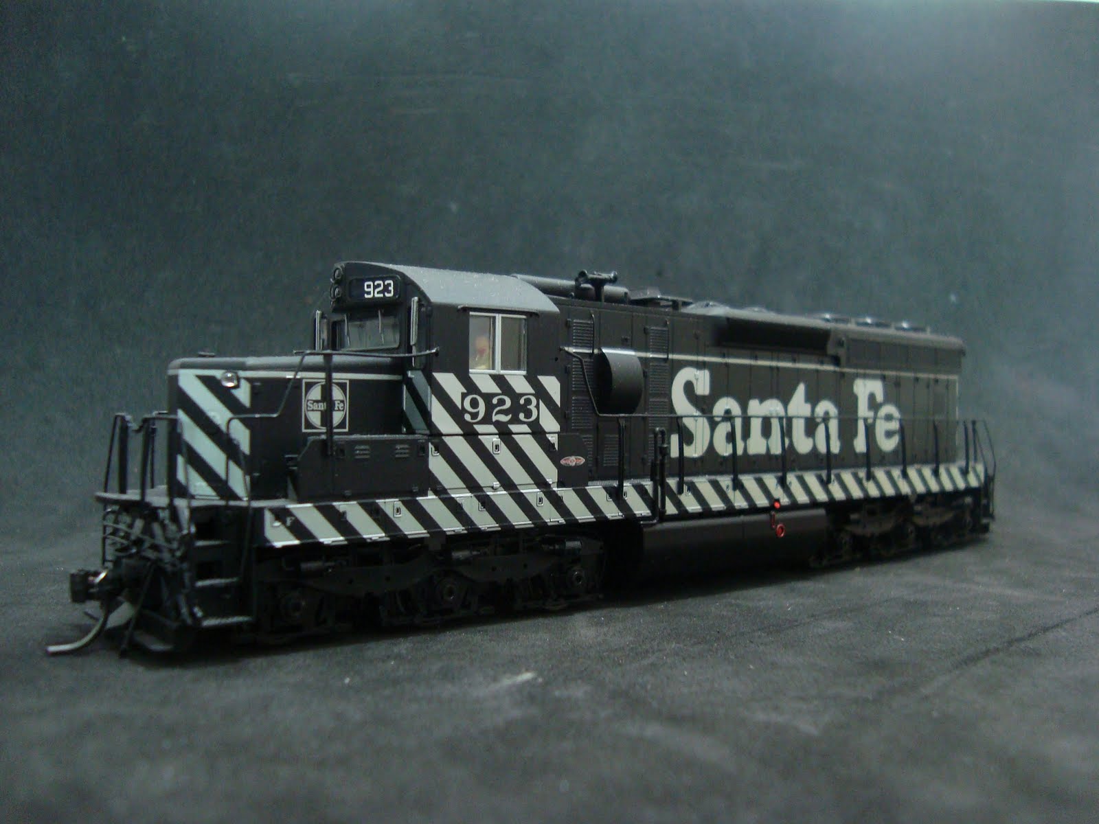 SFTRENS Ferromodelismo HO DCC: Locomotiva EMD SD24 ATSF 923 ZEBRA ...
