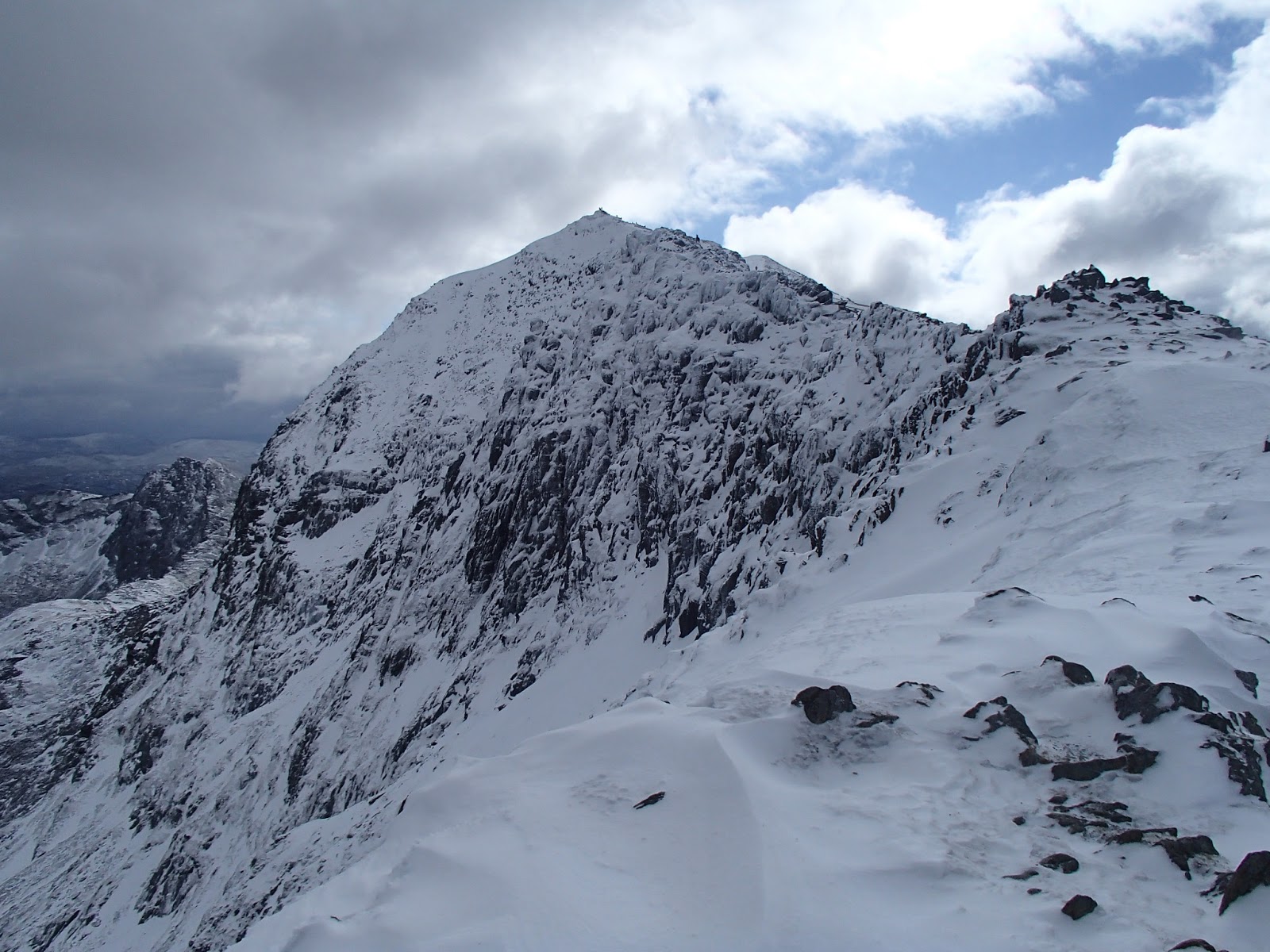 TARMACHAN MOUNTAINEERING: SNOWDON: SNOW, SUN & SILLYNESS