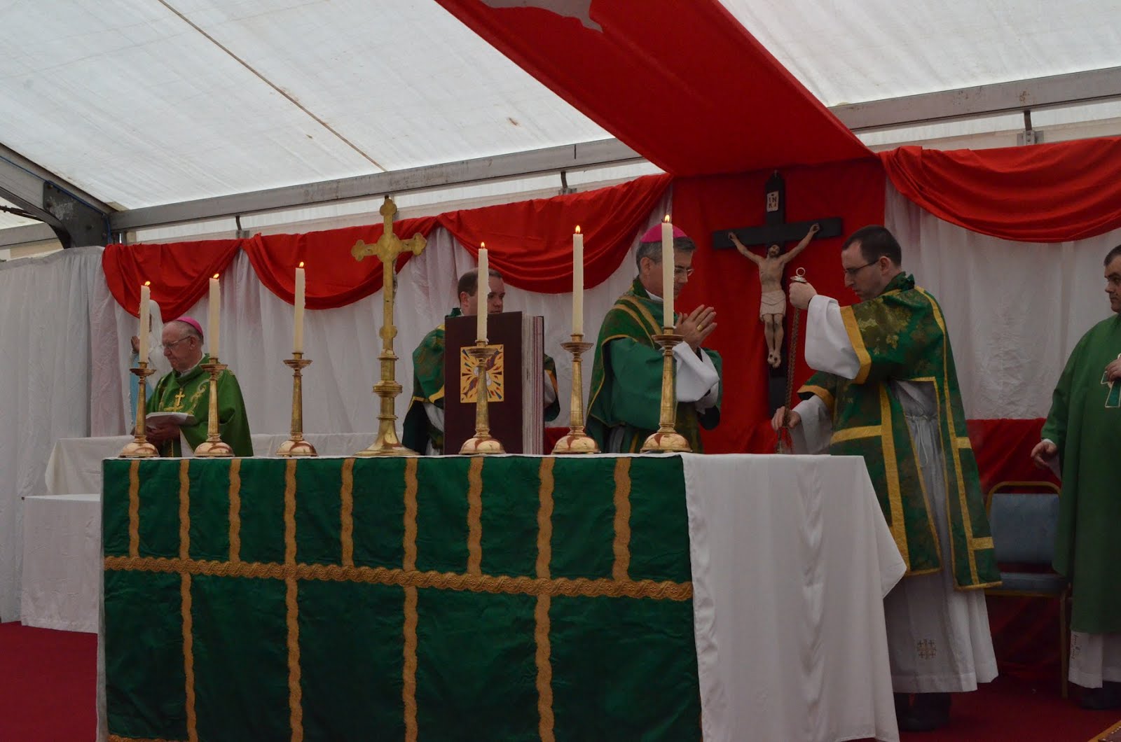 New Liturgical Movement: Yet Another Outdoor Mass -- This Time from Ireland