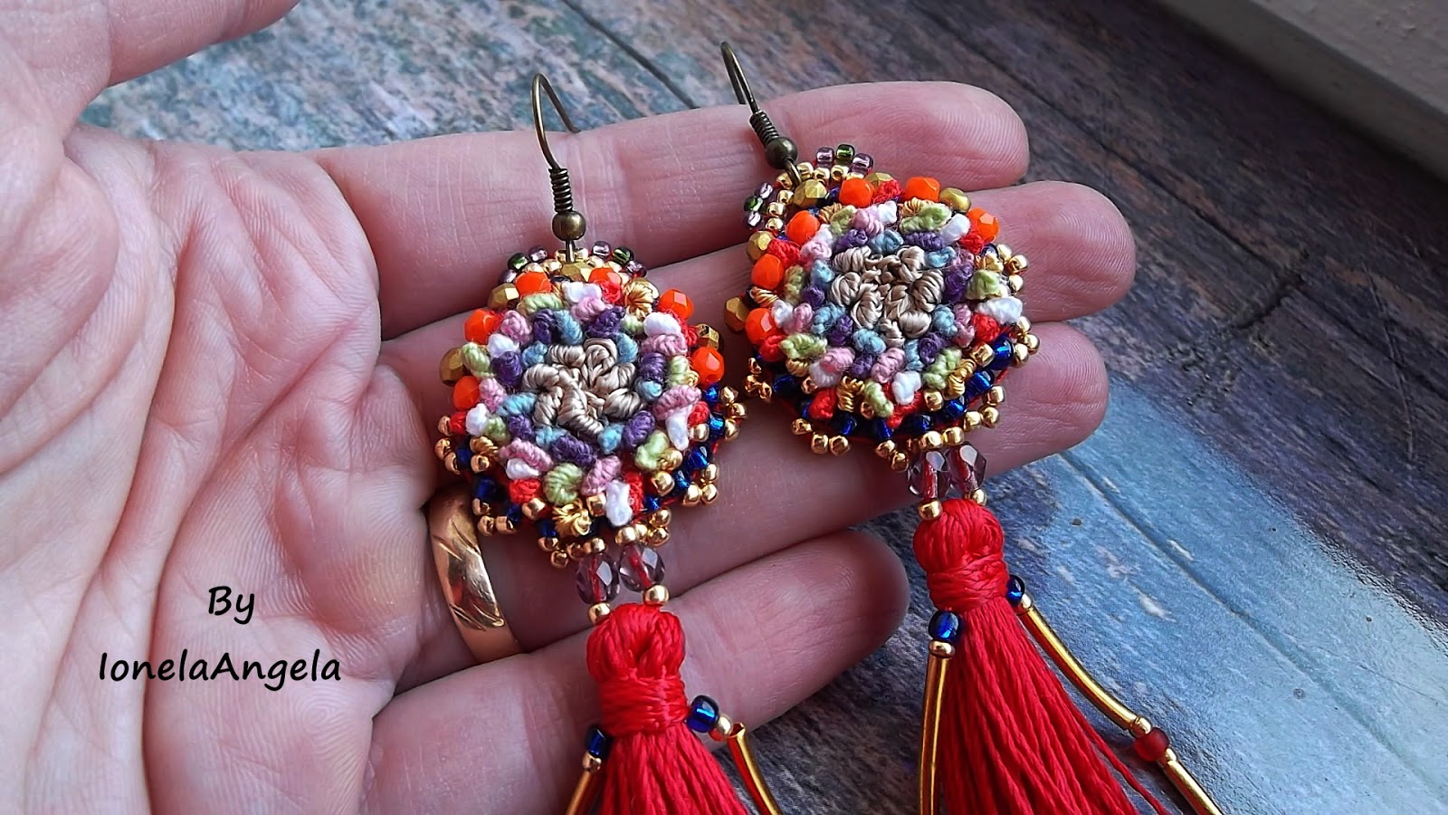 handmadecorner: Cercei cu ciucuri rosii brodati manual "Muguri noi ...