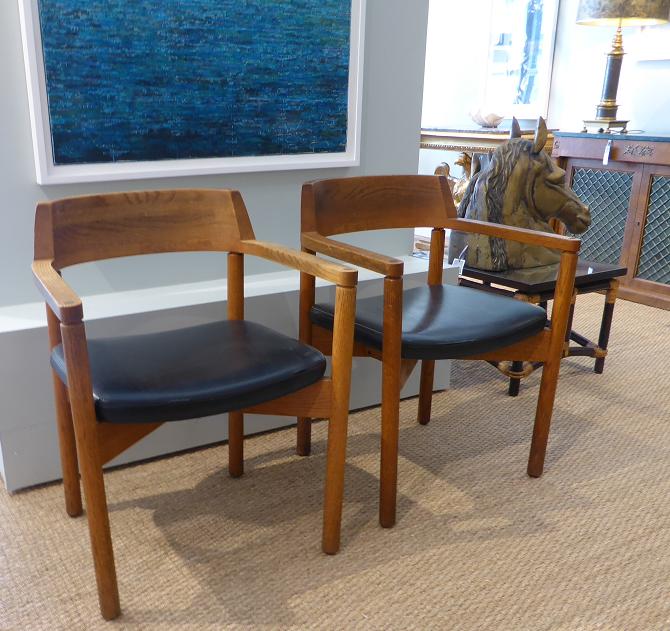 MICHAEL THOMAS : Pair of Gunlocke Chairs