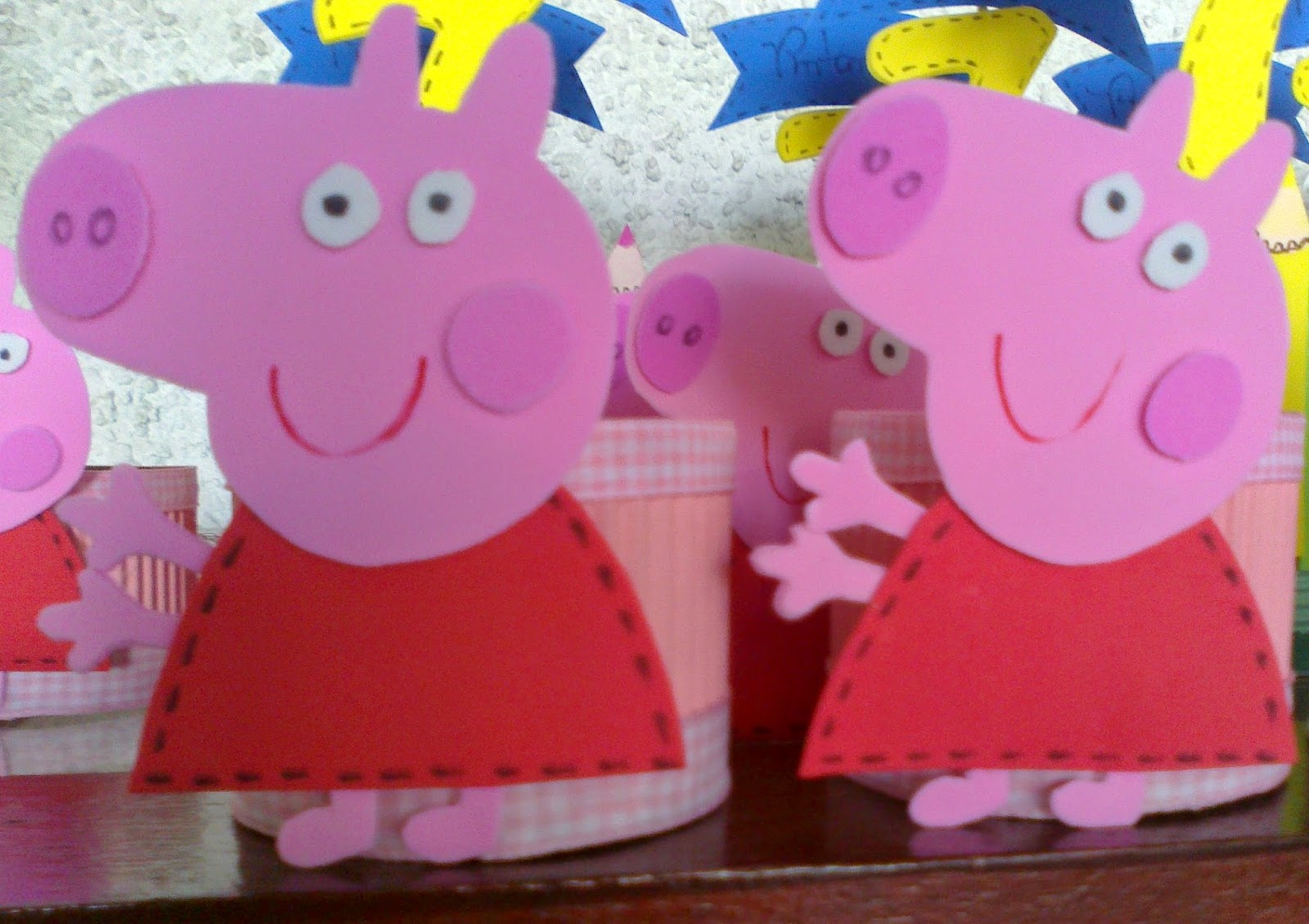 Garota Sapeca: Lembrancinha para aniversário da Pepa Pig em eva e papel ...