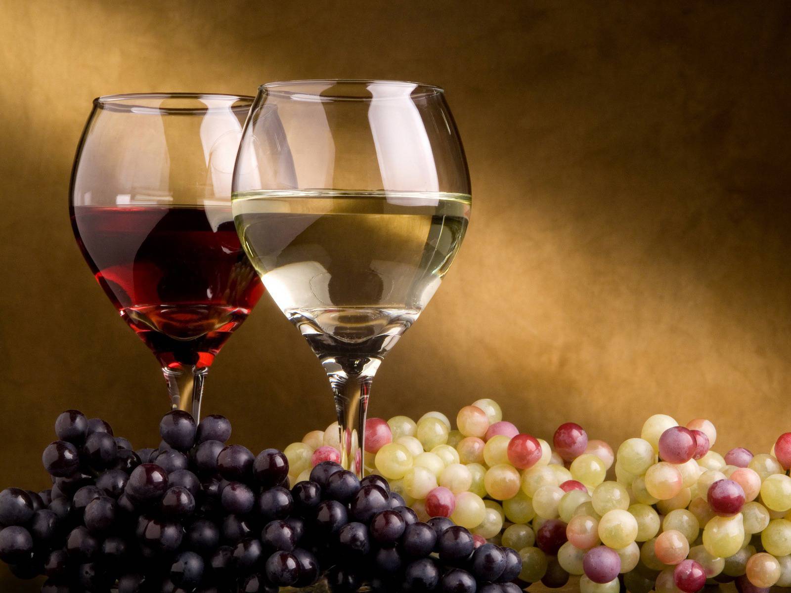 Banco de Imágenes Gratis: Copas con vino blanco y vino tinto - Uvas ...