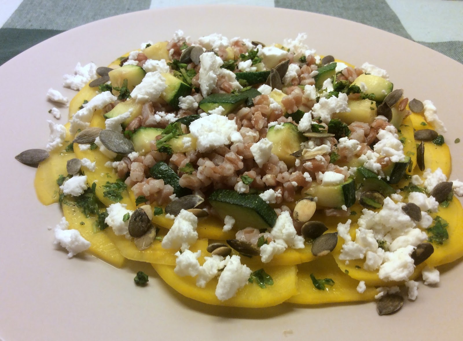 Anne Naturglad: Rustik vintersalat med gule beder, ristet squash og feta