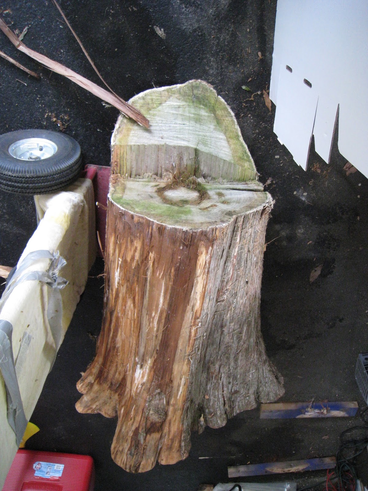 Repurposed For Life: FROM CEDAR STUMP TO COFFEE TABLE