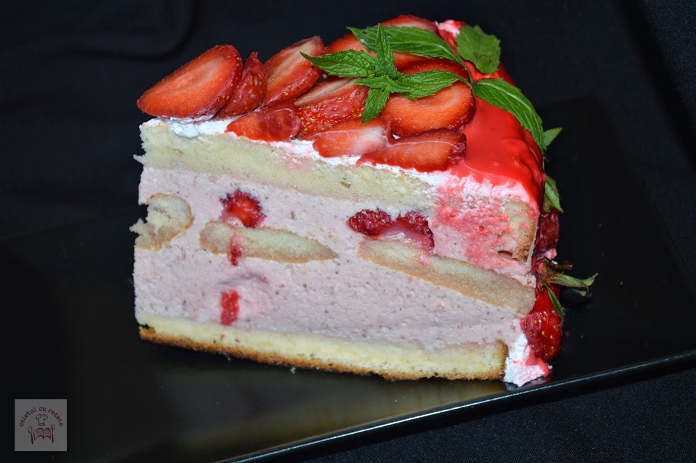 Tort cu piscoturi si bavareza de capsuni - CAIETUL CU RETETE