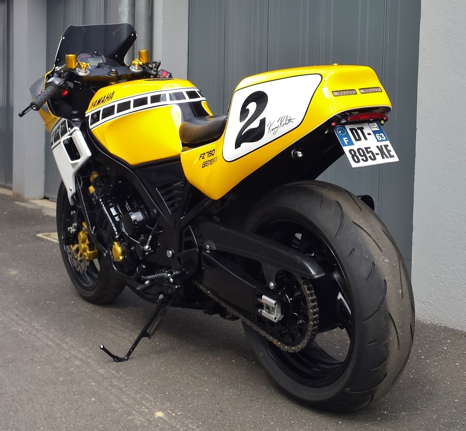 FZ 750 Genesis Restomod - RocketGarage - Cafe Racer Magazine
