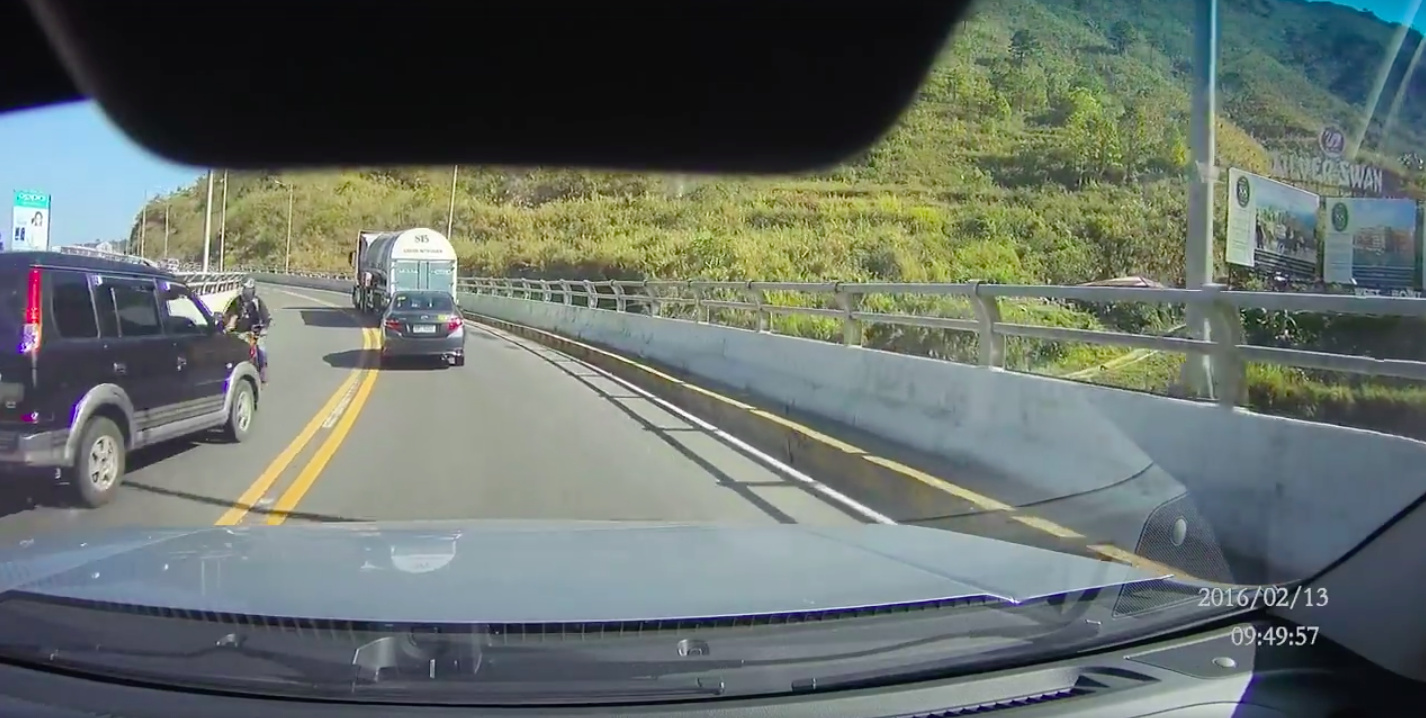 VIDEO: Freak accident in Marcos Highway flyover in Baguio City goes viral