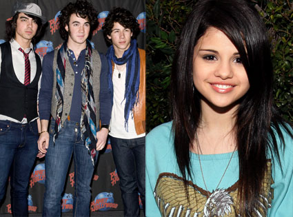 Celebrity holliwood man: Selena Gomez and The Jonas Brothers in Concert ...