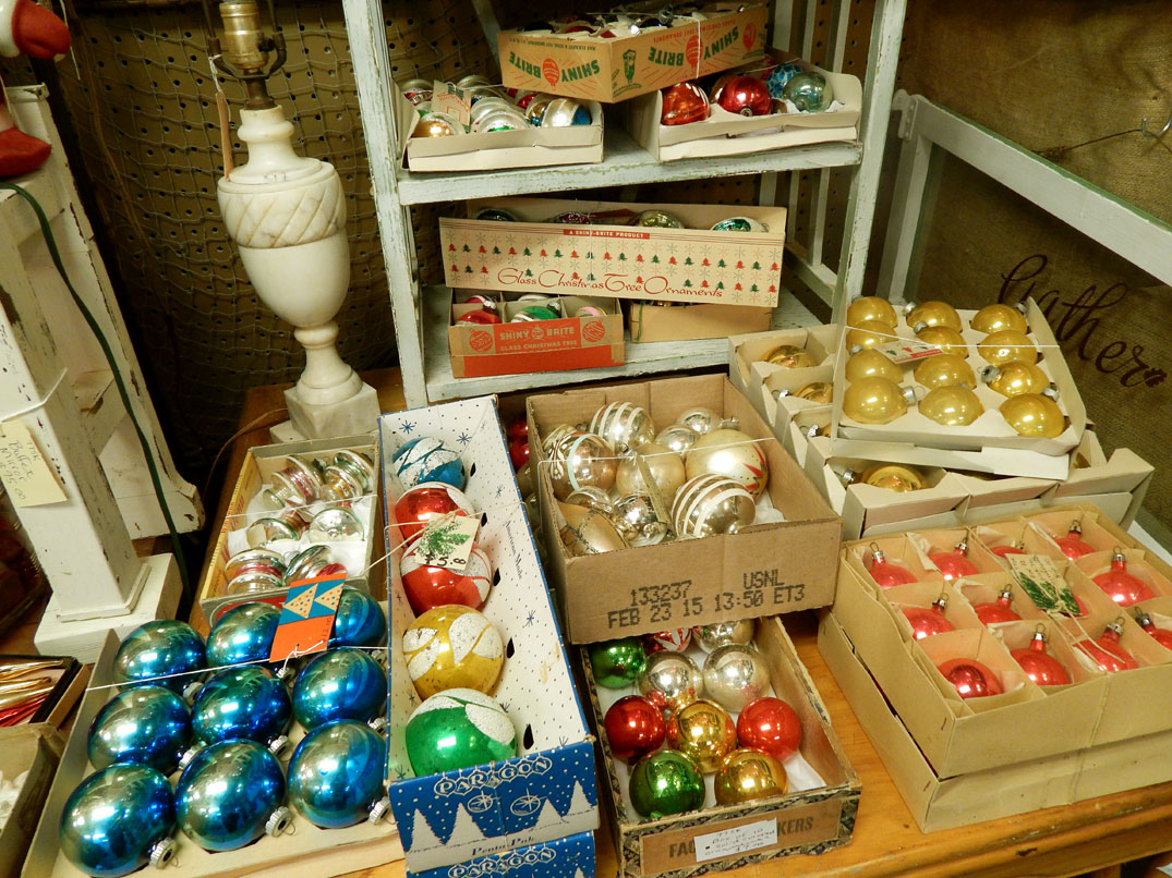 Saturdays Vintage Finds: Christmas Vintage Booth At The RUsty Chandelier