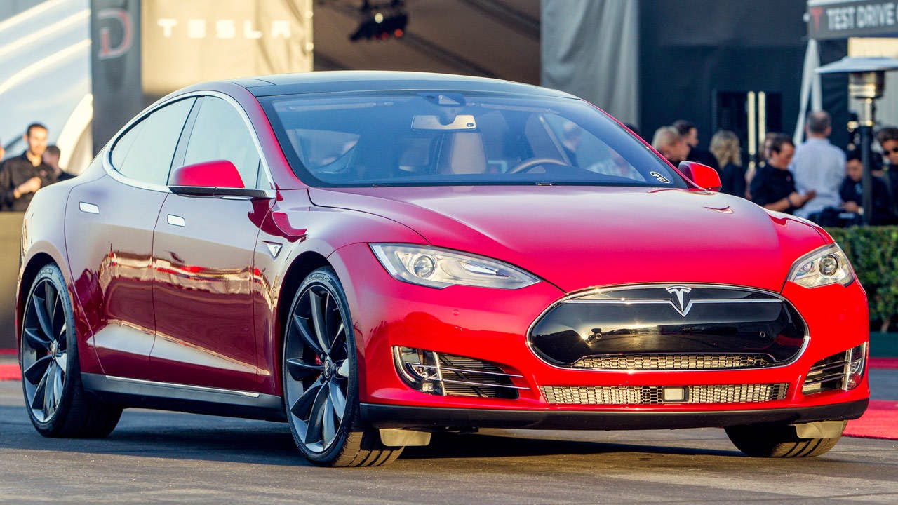 Tesla lança carro elétrico que “quase” dirige sozinho - Veículo ...