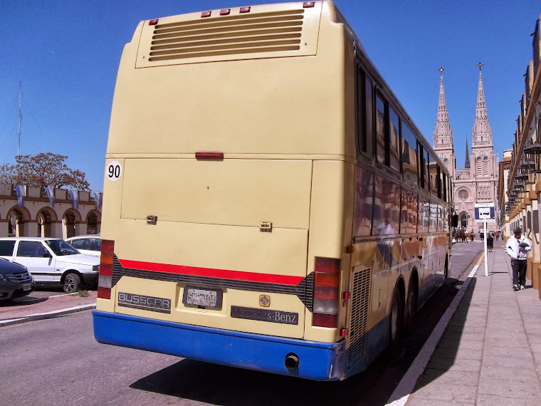 rodri bondis: parte trasera de flecha bus