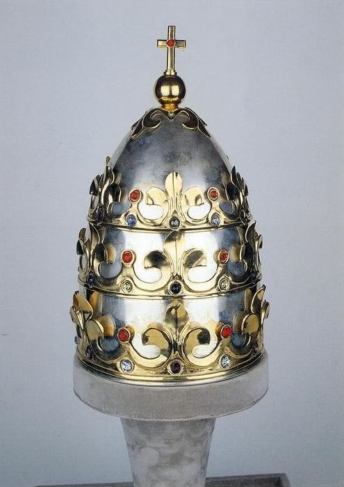 Redemptionis Sacramentum: A Tiara Papal