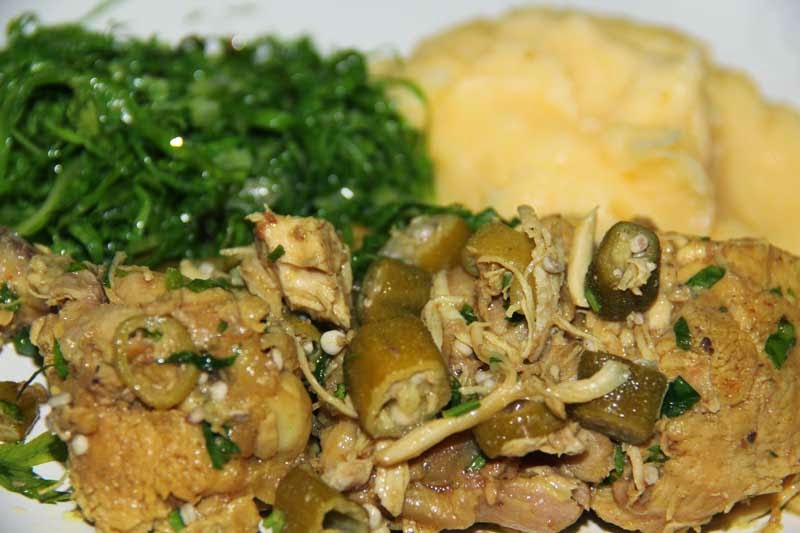 Entre Mil Cozinhas: Receita de Frango com quiabo, angu e couve