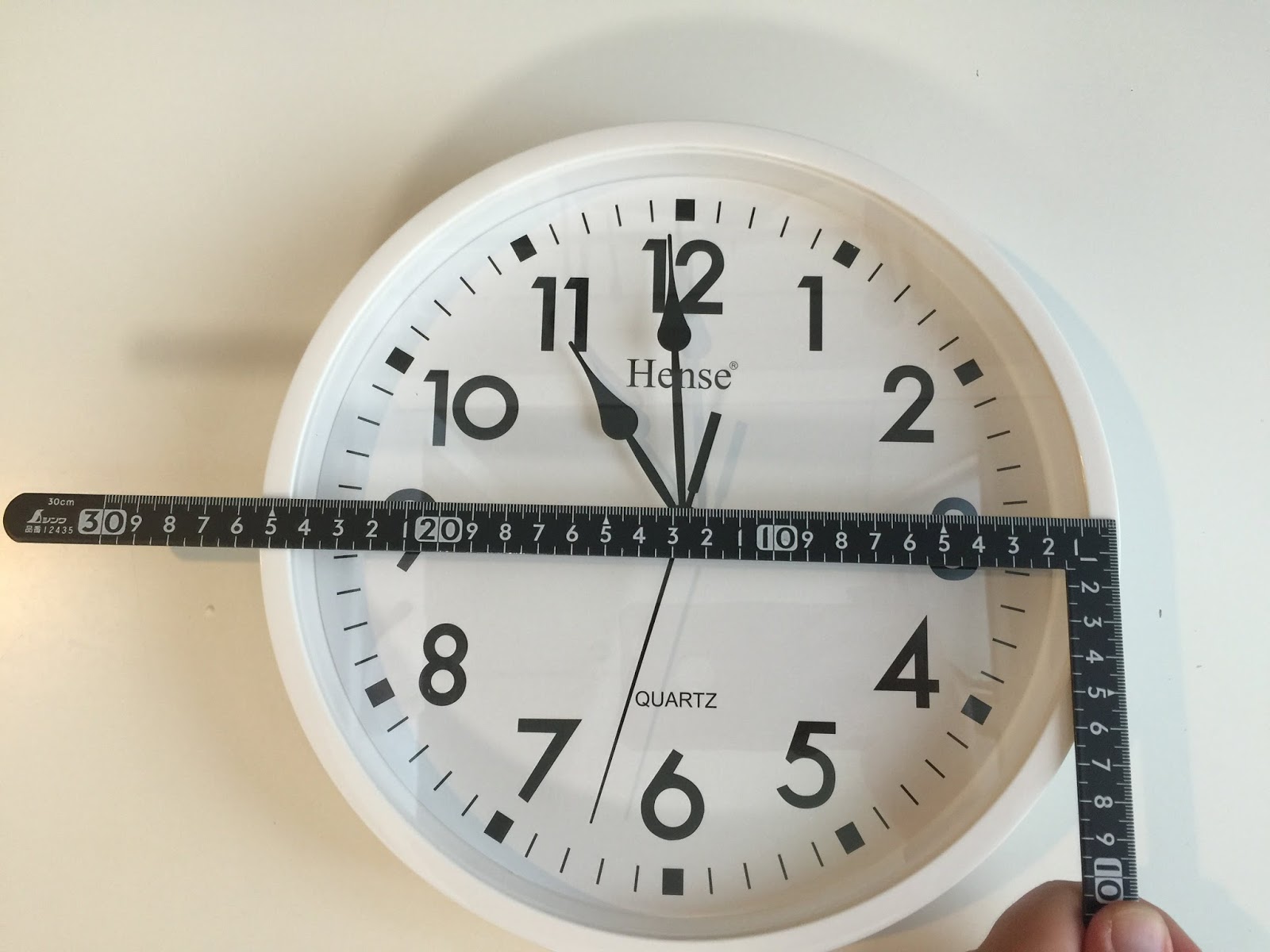 HENSE CLOCKS(ハンセ) 壁掛け時計 ホワイトフレーム 文字あり [連続秒針 スウィープ秒針][壁時計][アナログ] 10インチ ...