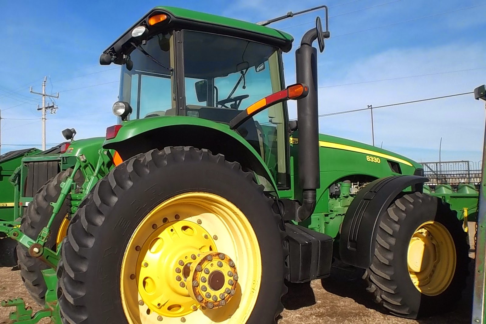 MAQUINARIA AGRICOLA INDUSTRIAL: Tractor John Deere 8330 $95,000 Dlls. 300hp