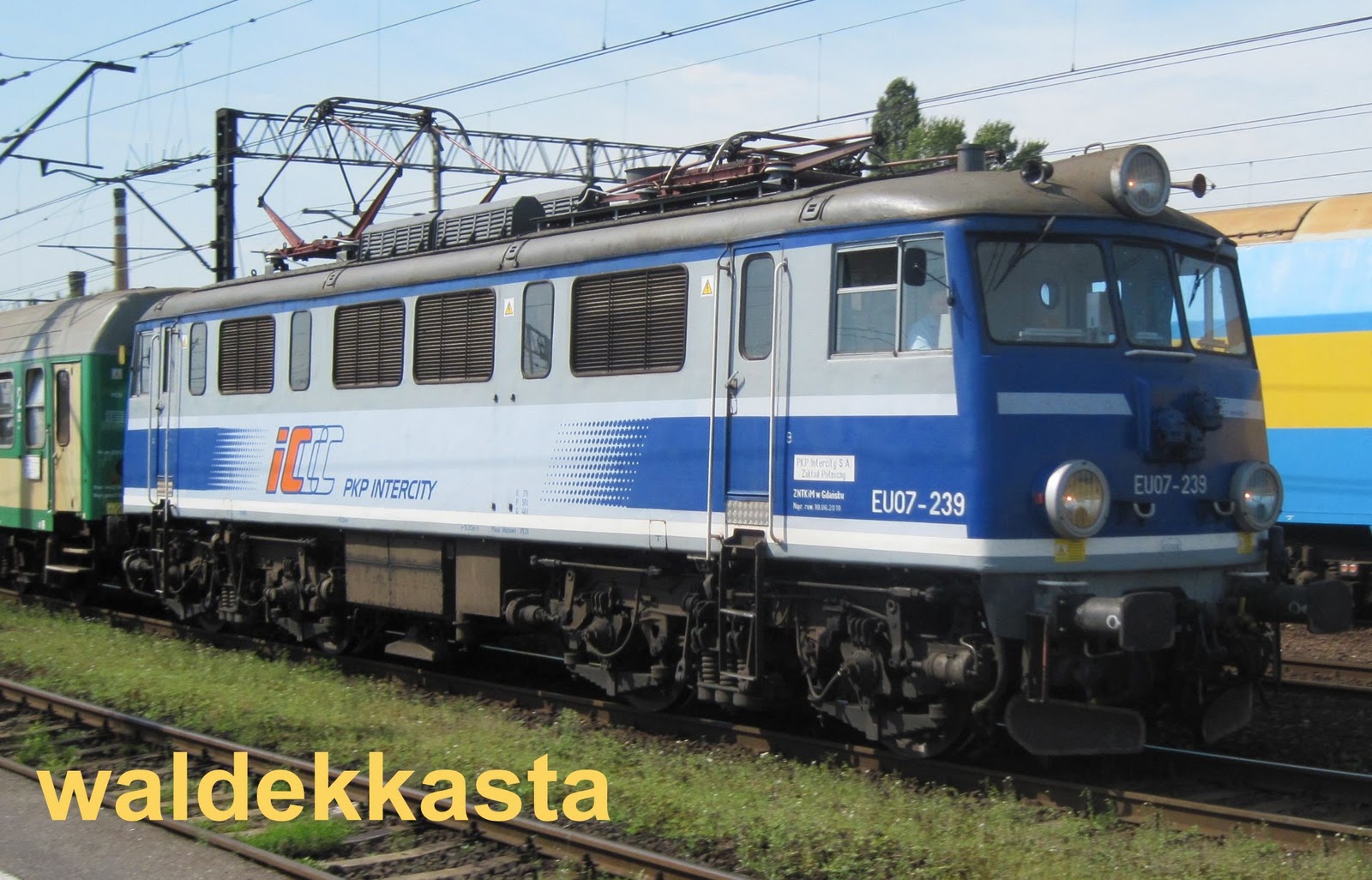 DZIWNE HOBBY - LOKOMOTYWY / STRANGE HOBBY - LOCOMOTIVES: EU07-239