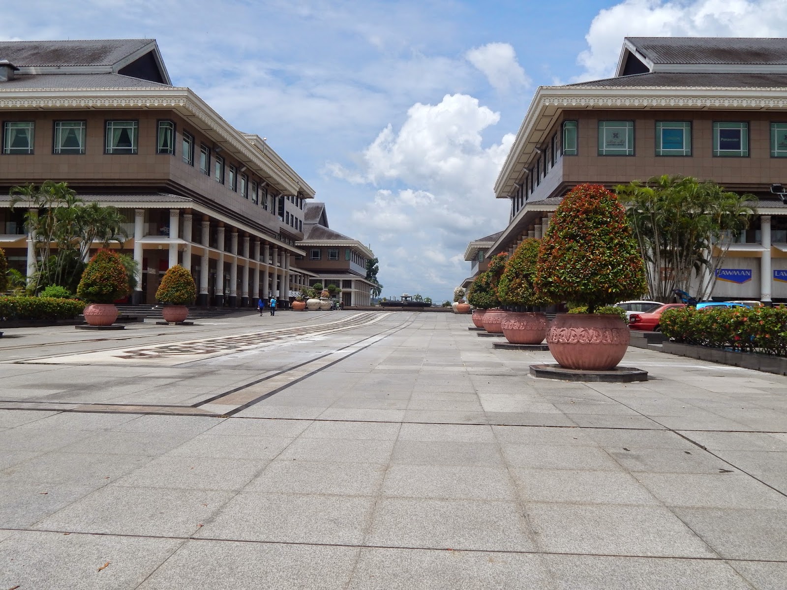 The Amazing place in BRUNEI DARUSSALAM : Shopping Complex- yayasan