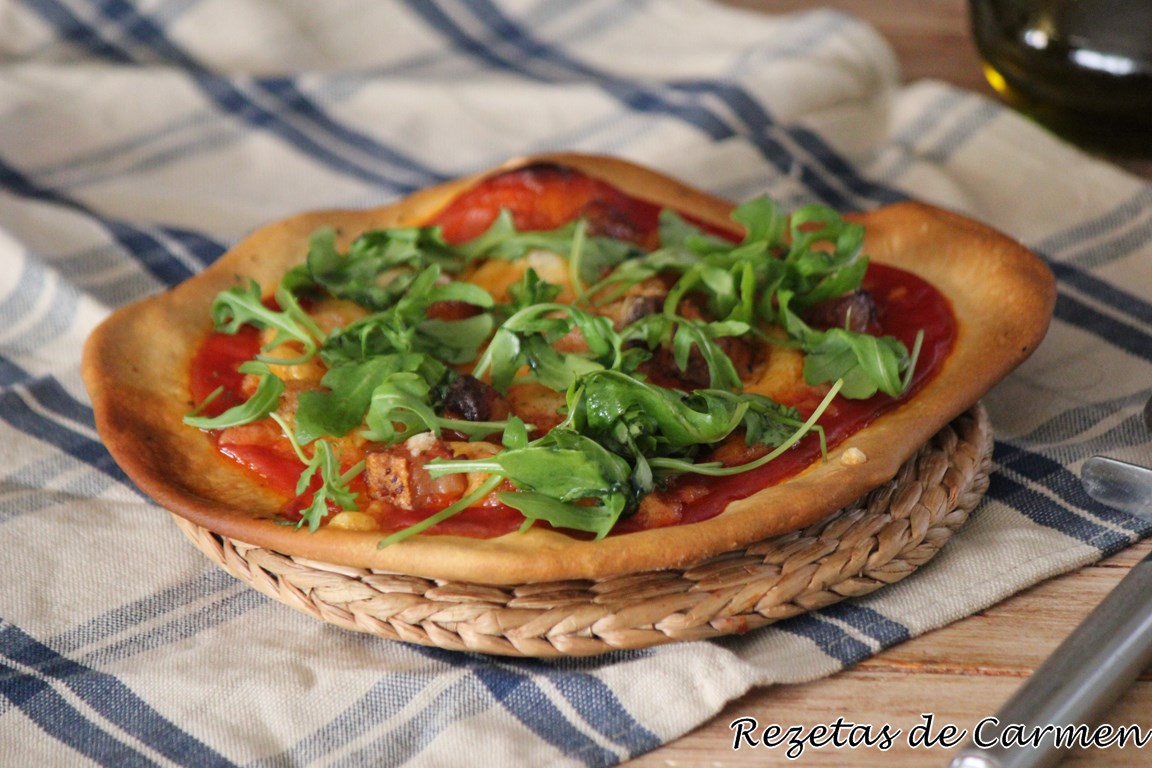 Pizza con rúcula y panceta
