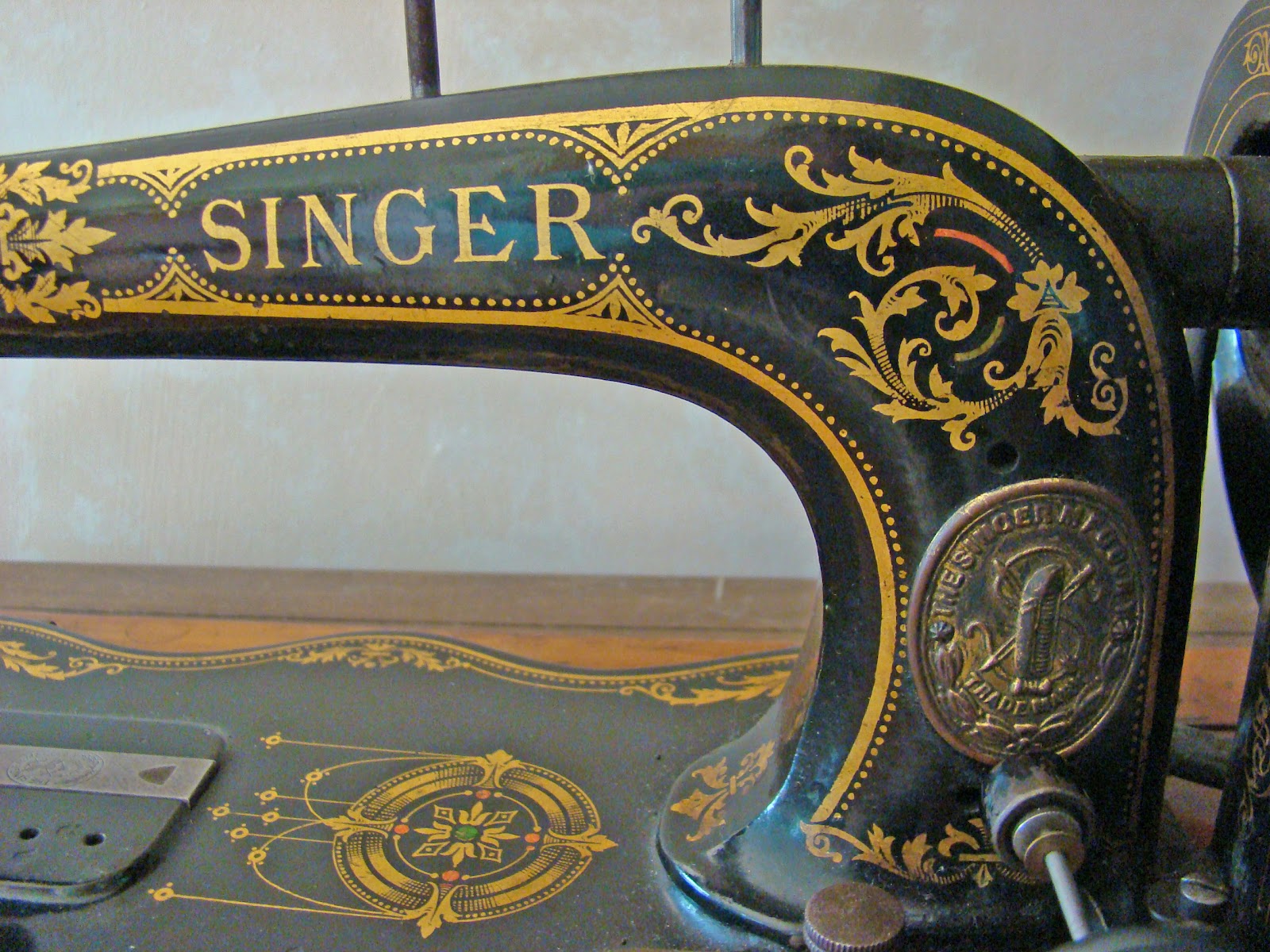 2knitwits: My Singer Model 12 handcrank with a fiddle base.