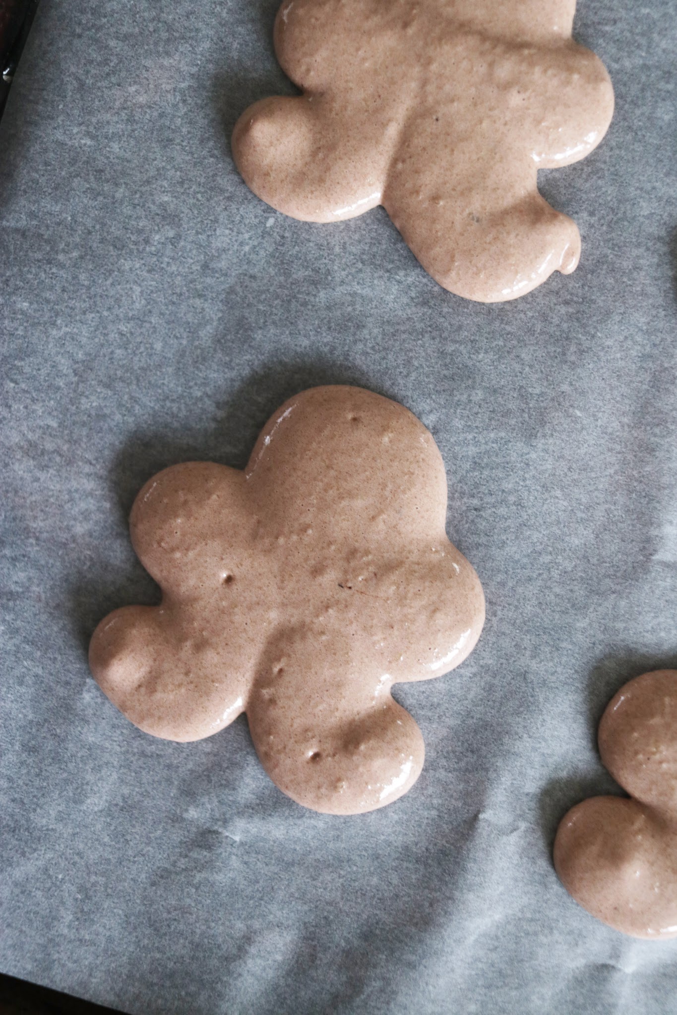 Gingerbread men macarons recipe - The Little Blog Of Vegan