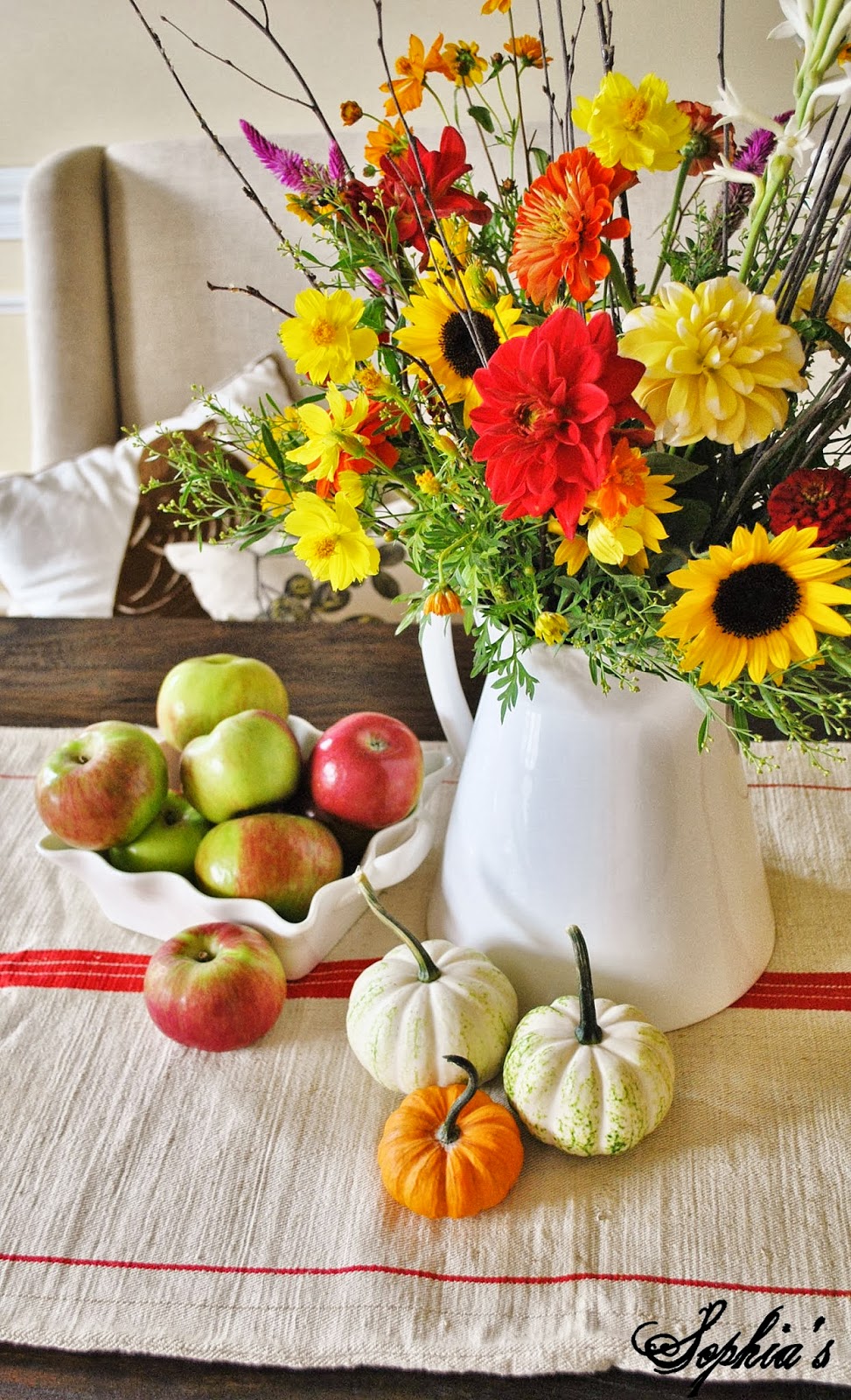 Sophia's: Fall in the Dining Room... 5 Easy Fall Centerpieces