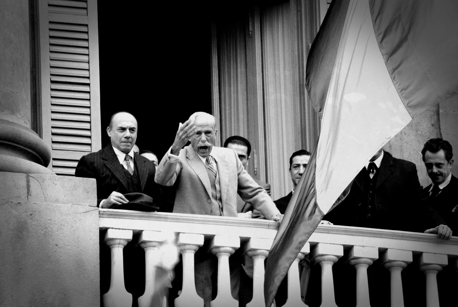 Coronel Von Rohaut: El drama, la maldición, la plaga bíblica de ser ...