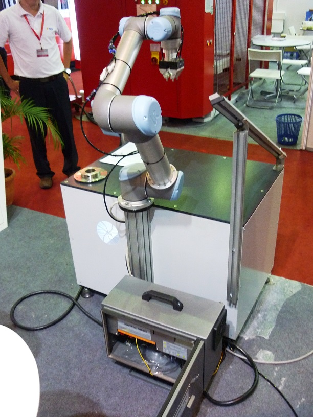 Universal Robots presents high-end robotic arms for light weight ...